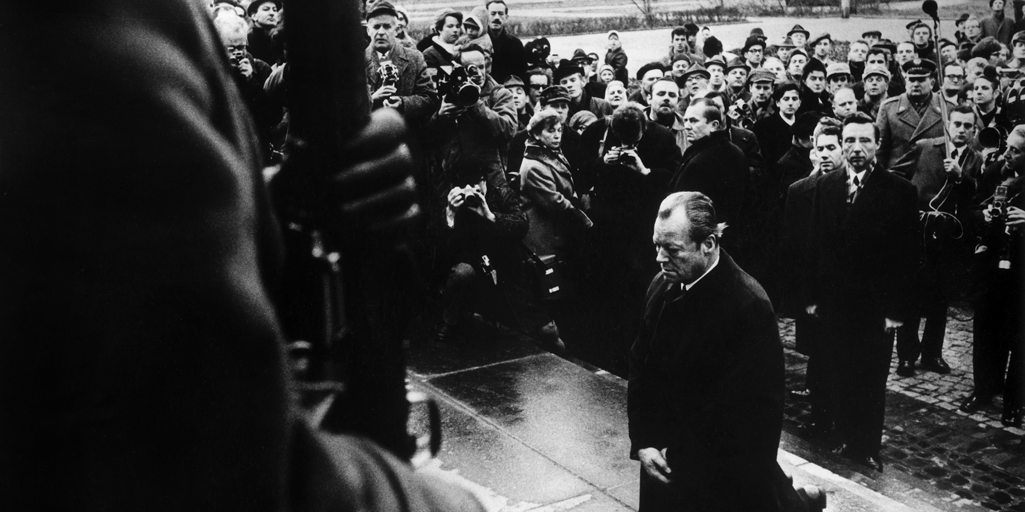 Warschauer Kniefall | Willy Brandt kniet vor Ghetto-Ehrenmal
