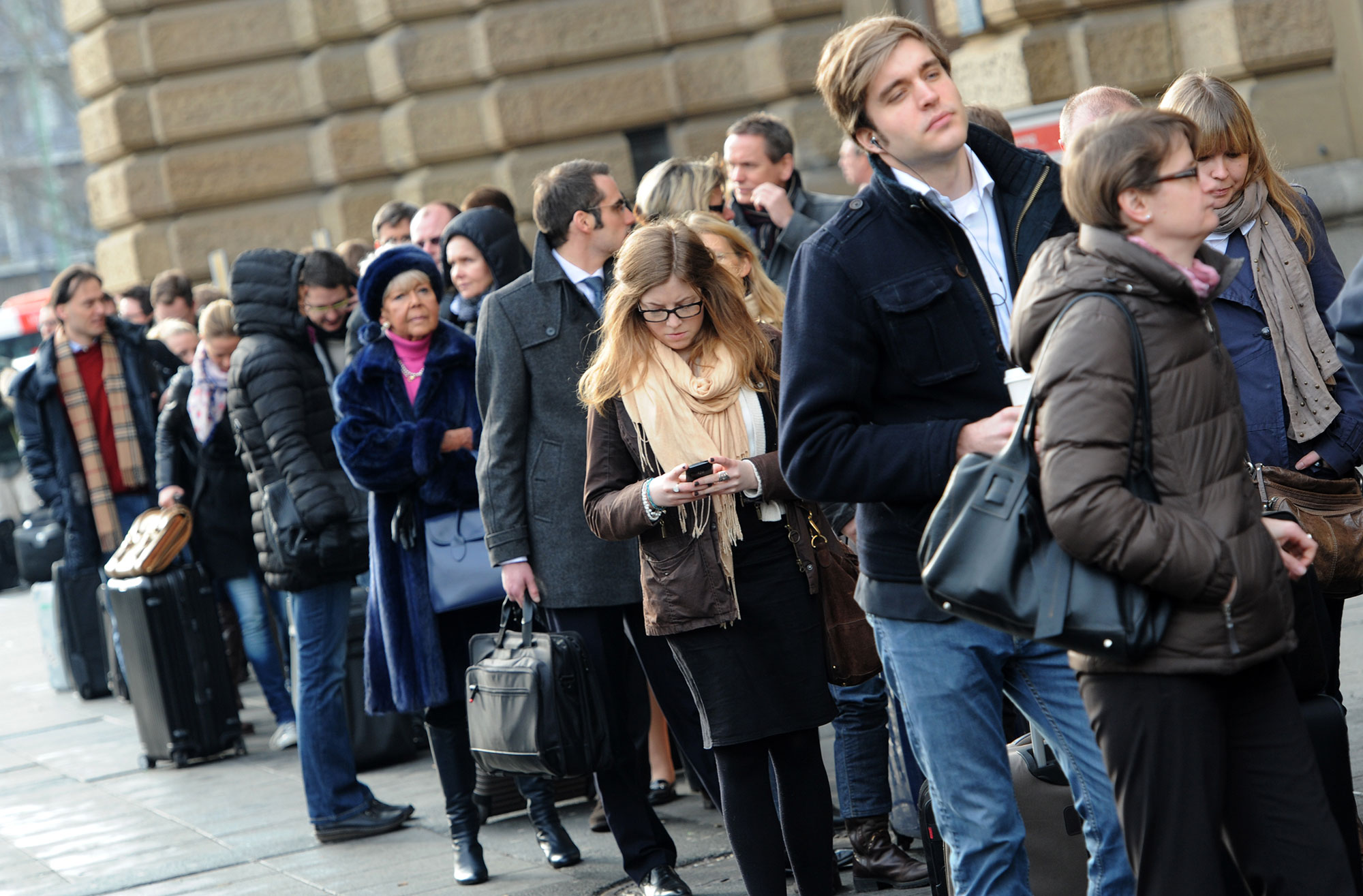 Übermäßiges Händeschütteln, chaotisches Anstehen: Die Marotten der ...
