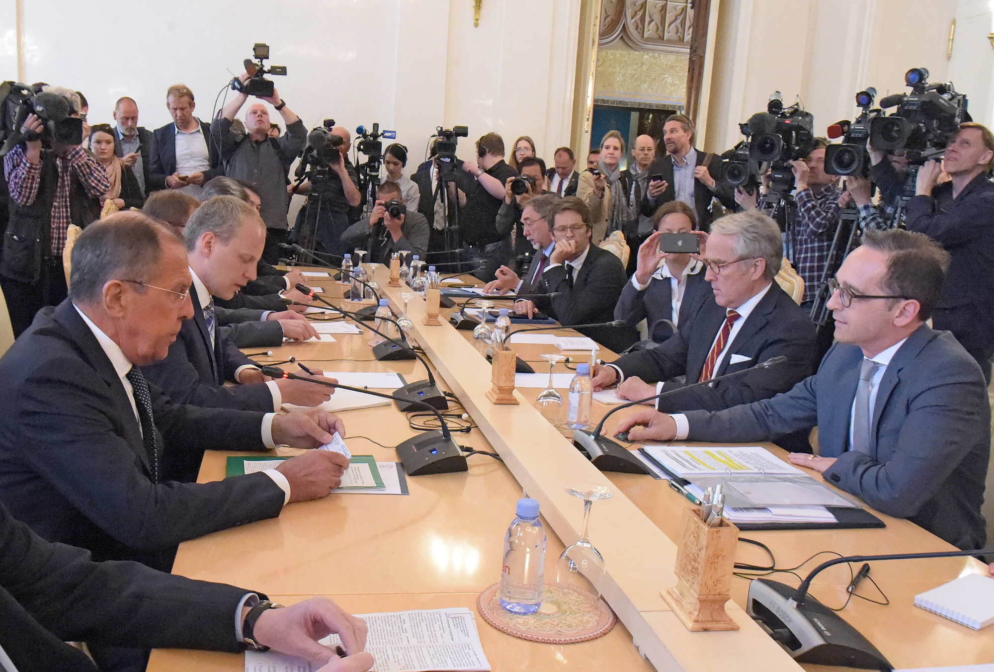 Außenminister Maas und Kanzlerin Merkel in Russland