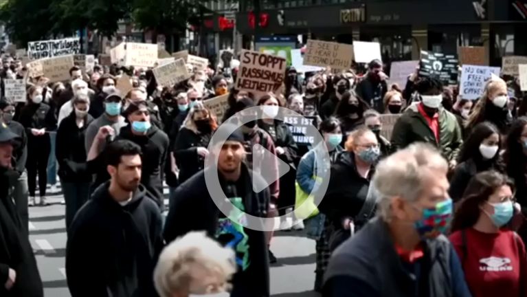 Tens of thousands demonstrate against racism Tens of thousands demonstrate against racism